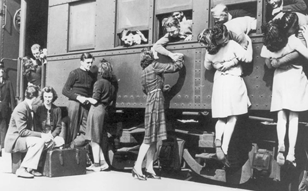 10 Historic Photos Of Love During Wartime