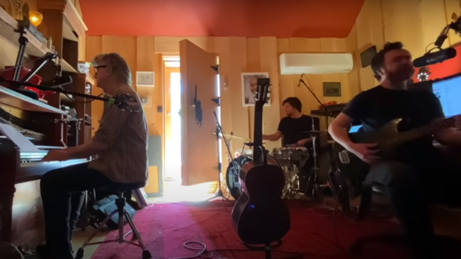 Neil Finn and his sons Liam and Elroy perform beautiful rendition of ...