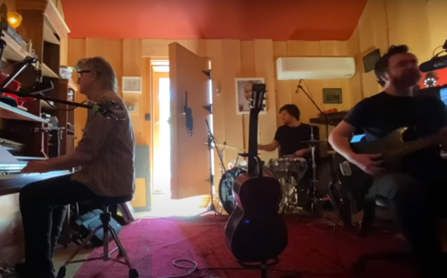 Neil Finn and his sons Liam and Elroy perform beautiful rendition of ...