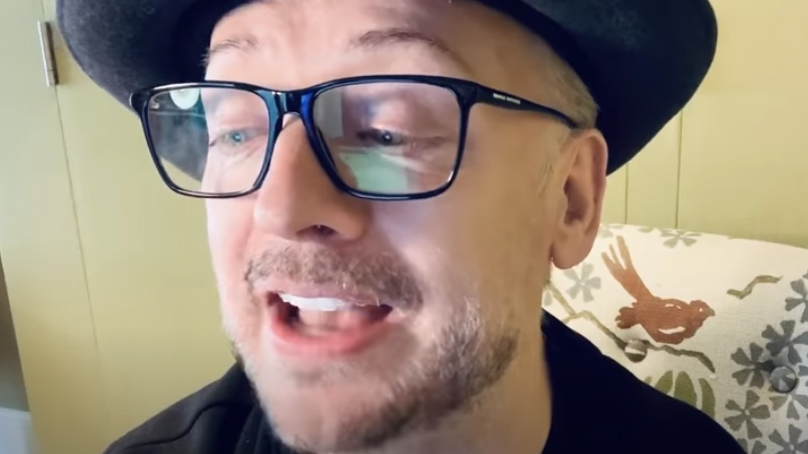 Boy George performs beautiful "naked" rendition of 'Karma Chameleon'