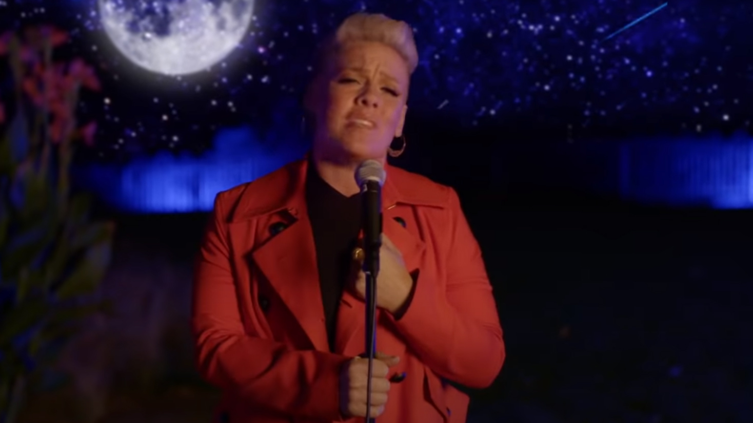 Pink performs beautiful, soulful rendition of 'A Million Dreams' from ...