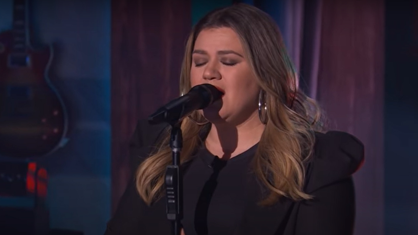 Kelly Clarkson belts out rocking cover of '99 Red Balloons' by Nena