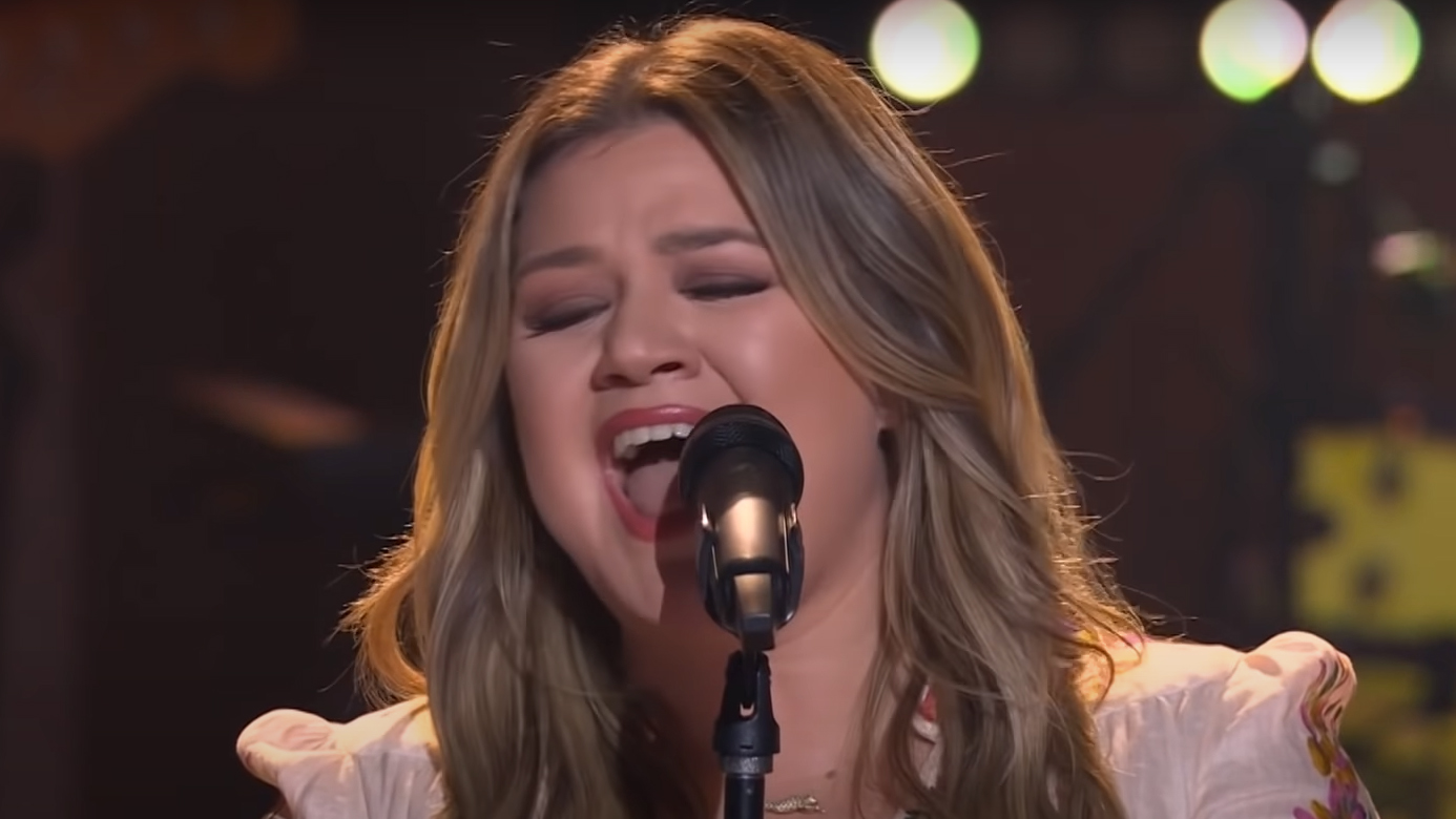 Kelly Clarkson puts a subtle country twist on her stunning cover of ...