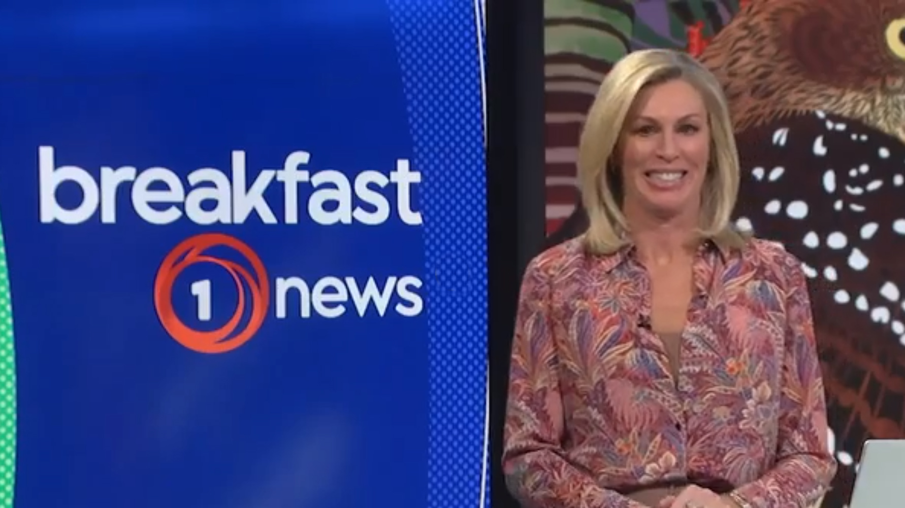 Wendy Petrie's hilarious moves to entertain viewers during failed live ...