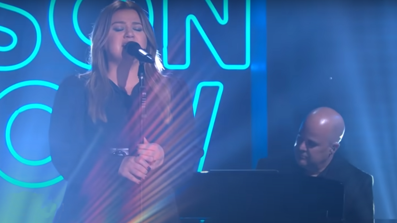 Kelly Clarkson wows with stripped-back piano rendition of ABBA's ...